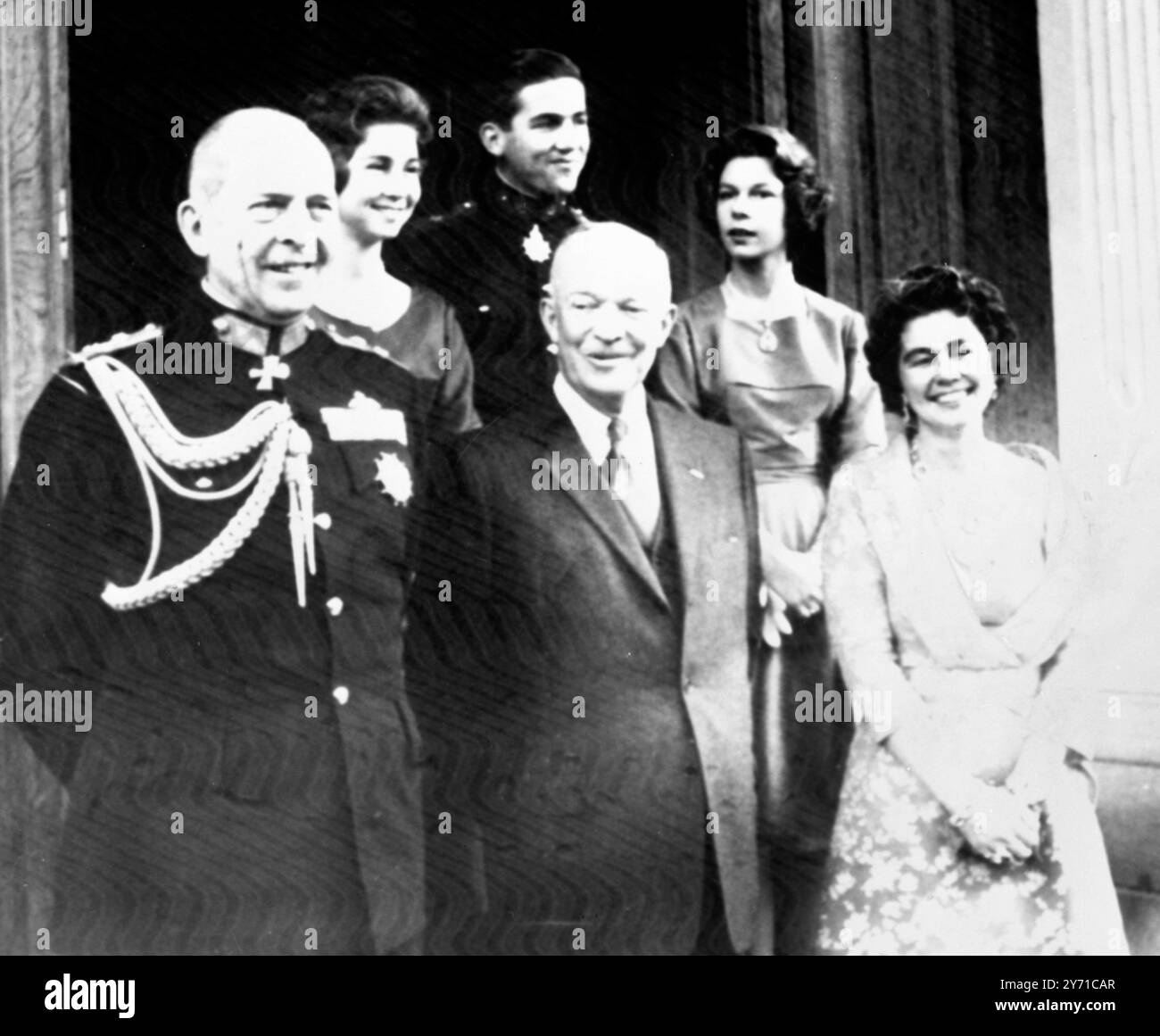 Athens , Greece : President Dwight D Eisenhower (centret) poses with ...