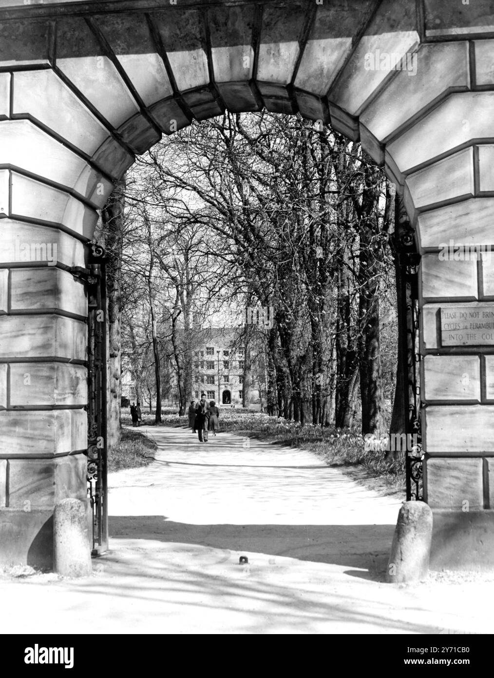 Looking through the arch to the back entrance of King's College ...