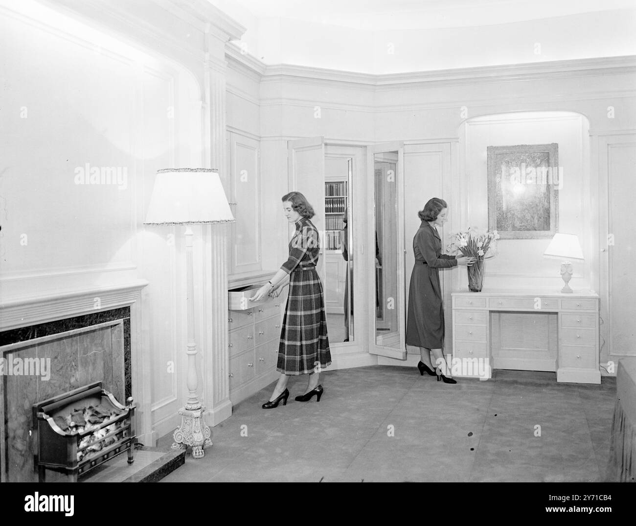 ROYAL BEDROOM SUITE - GLASGOW'S GIFT TO PRINCESS ELIZABETH AND DUKE OF ...