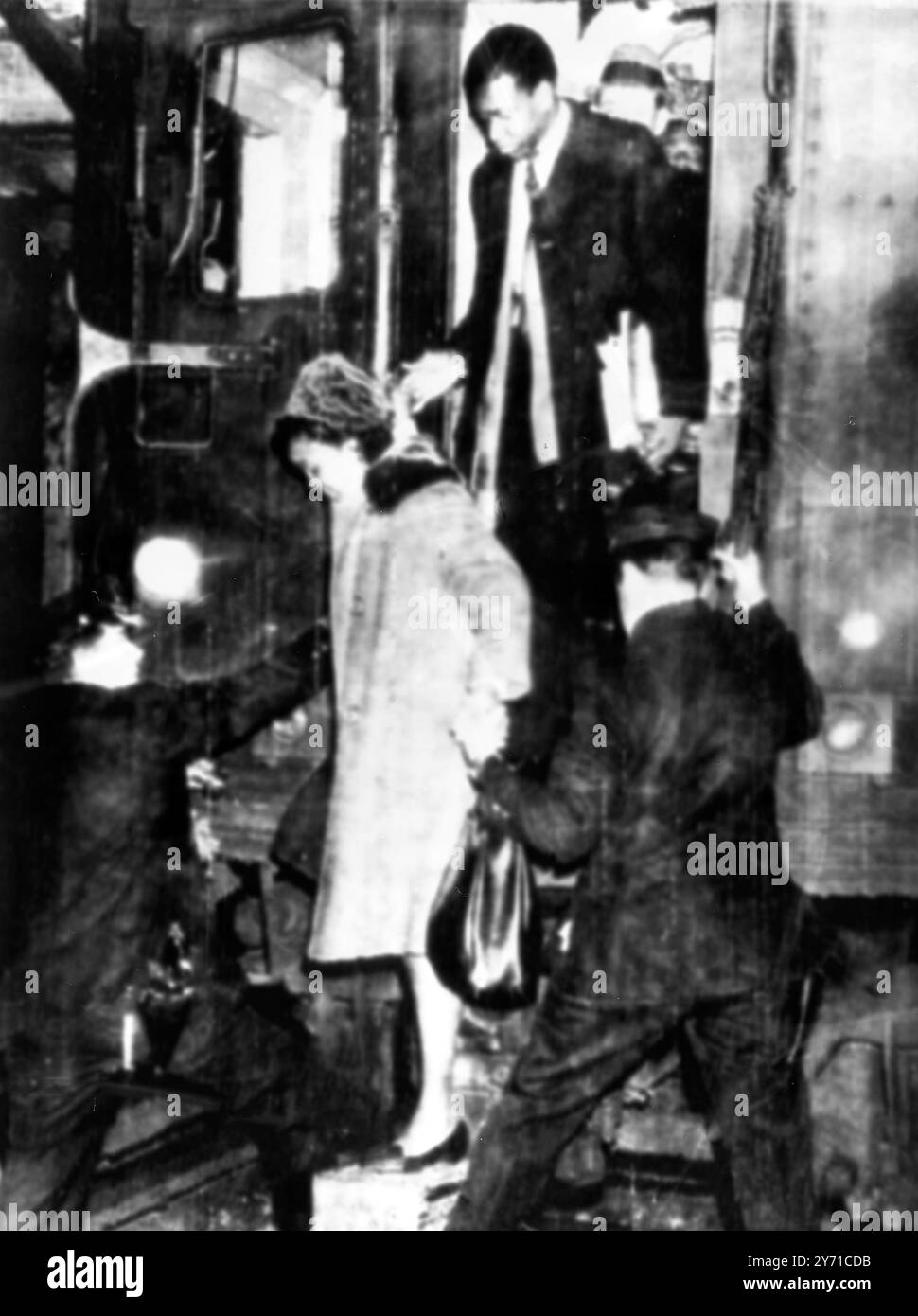 Power failure chaos in New York Stranded commuters are assisted from a ...