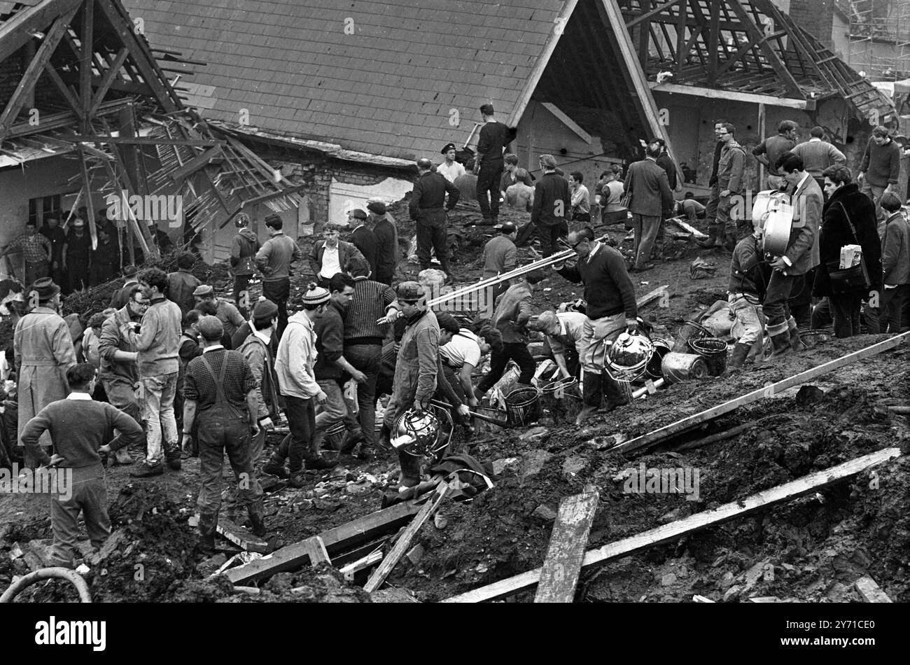 Aberfan disaster 1966 Rescue workers in Aberfan 22 October 1966 Stock ...