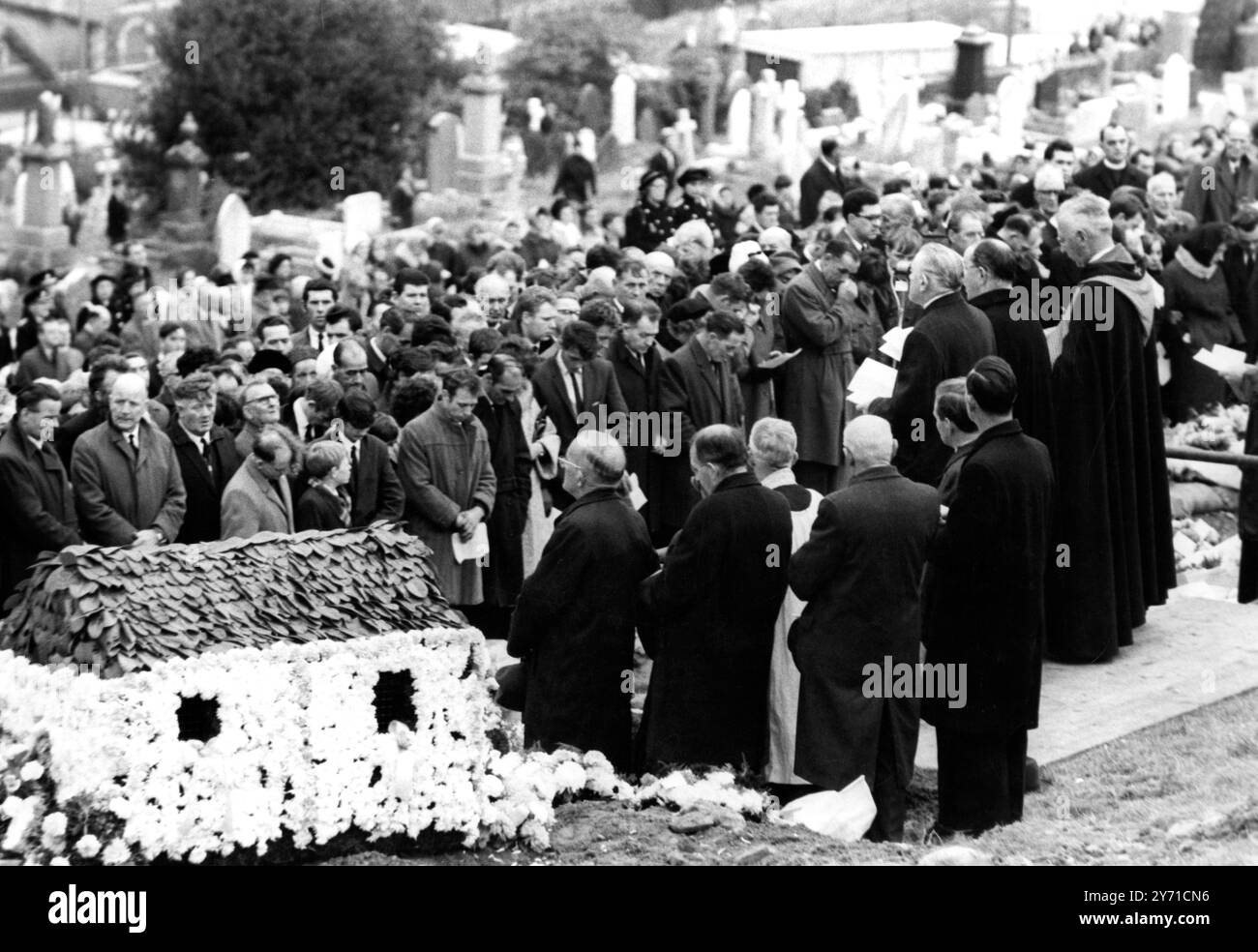 Aberfan disaster - 1966 Mourning. Aberfan, Wales : Some of the enormous ...