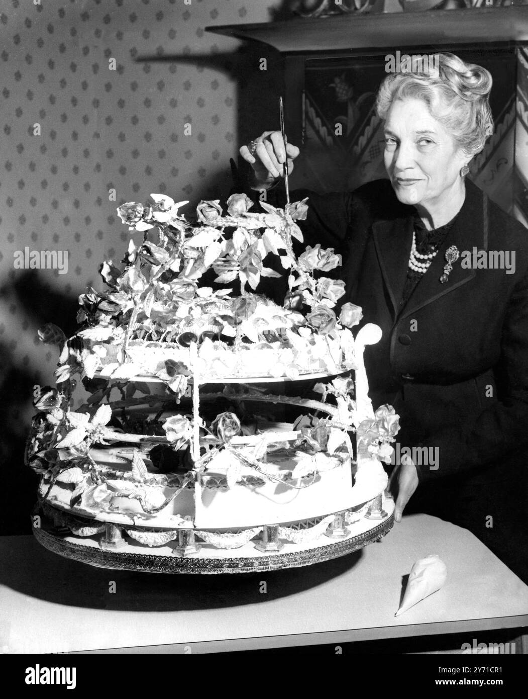 Madame Maria Floris with the golden birthday cake she made for Sir ...