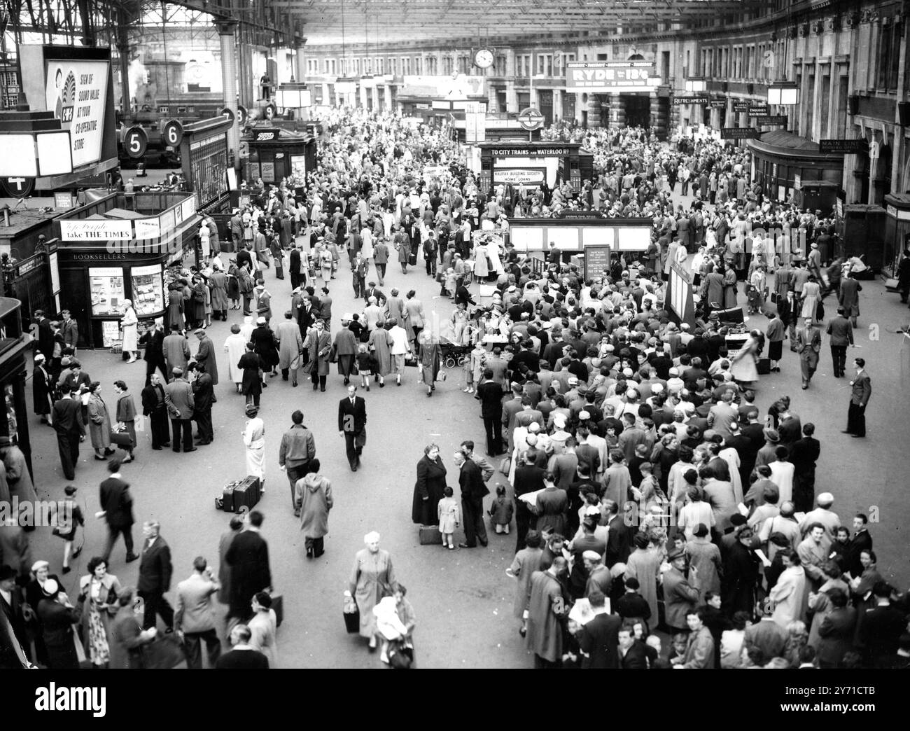 Holiday rush out of London. The concourse at Waterloo Station thronged ...