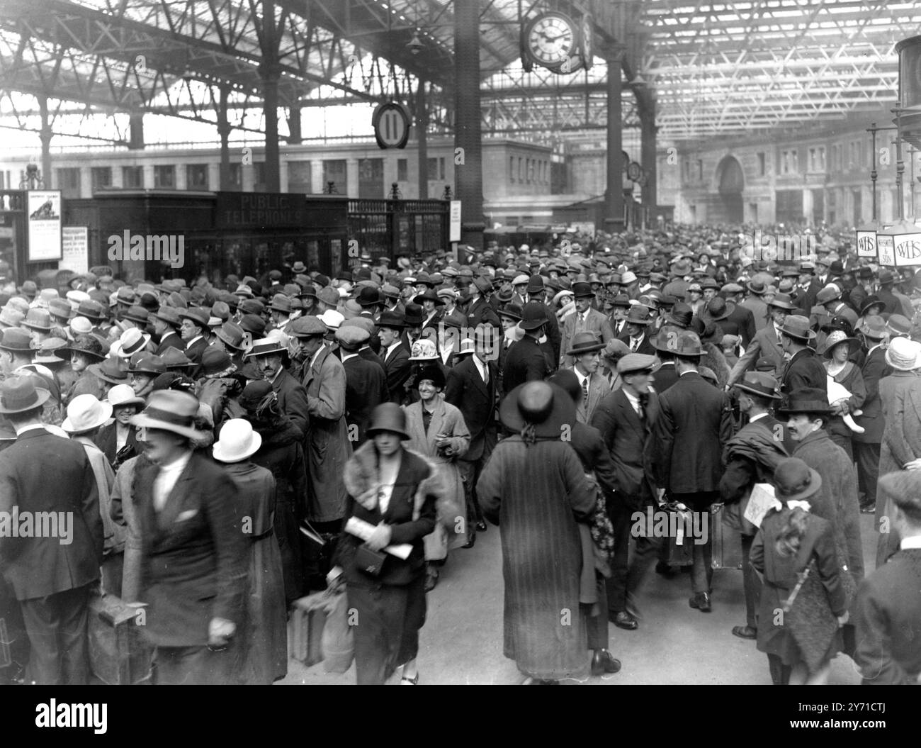 1920s london commuters hi-res stock photography and images - Alamy