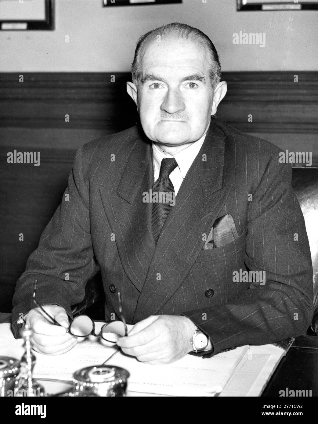 General Slim 'gets down' to his war office job. General Sir William ...