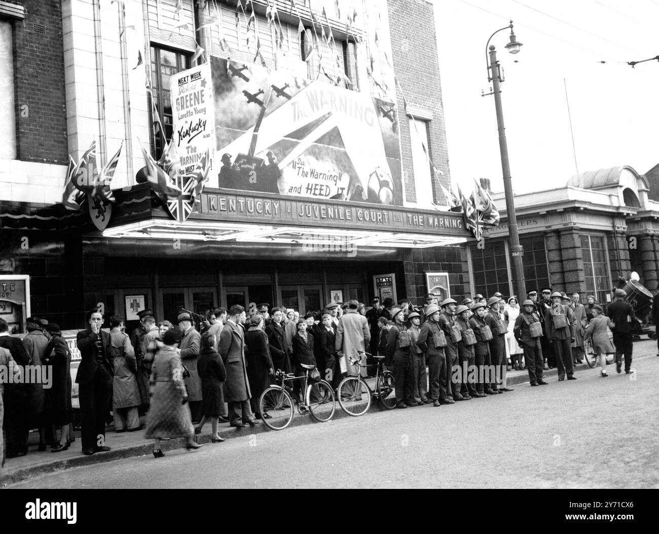 Cinema queue 1930s Black and White Stock Photos & Images - Alamy