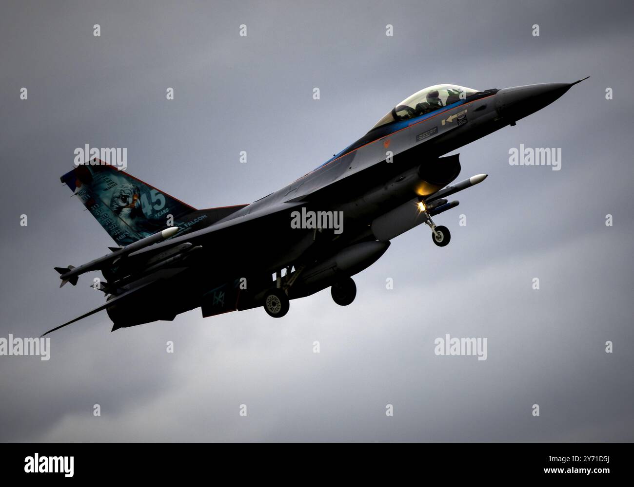 VOLKEL - An F-16 fighter jet arrives at Volkel Air Base after a ...