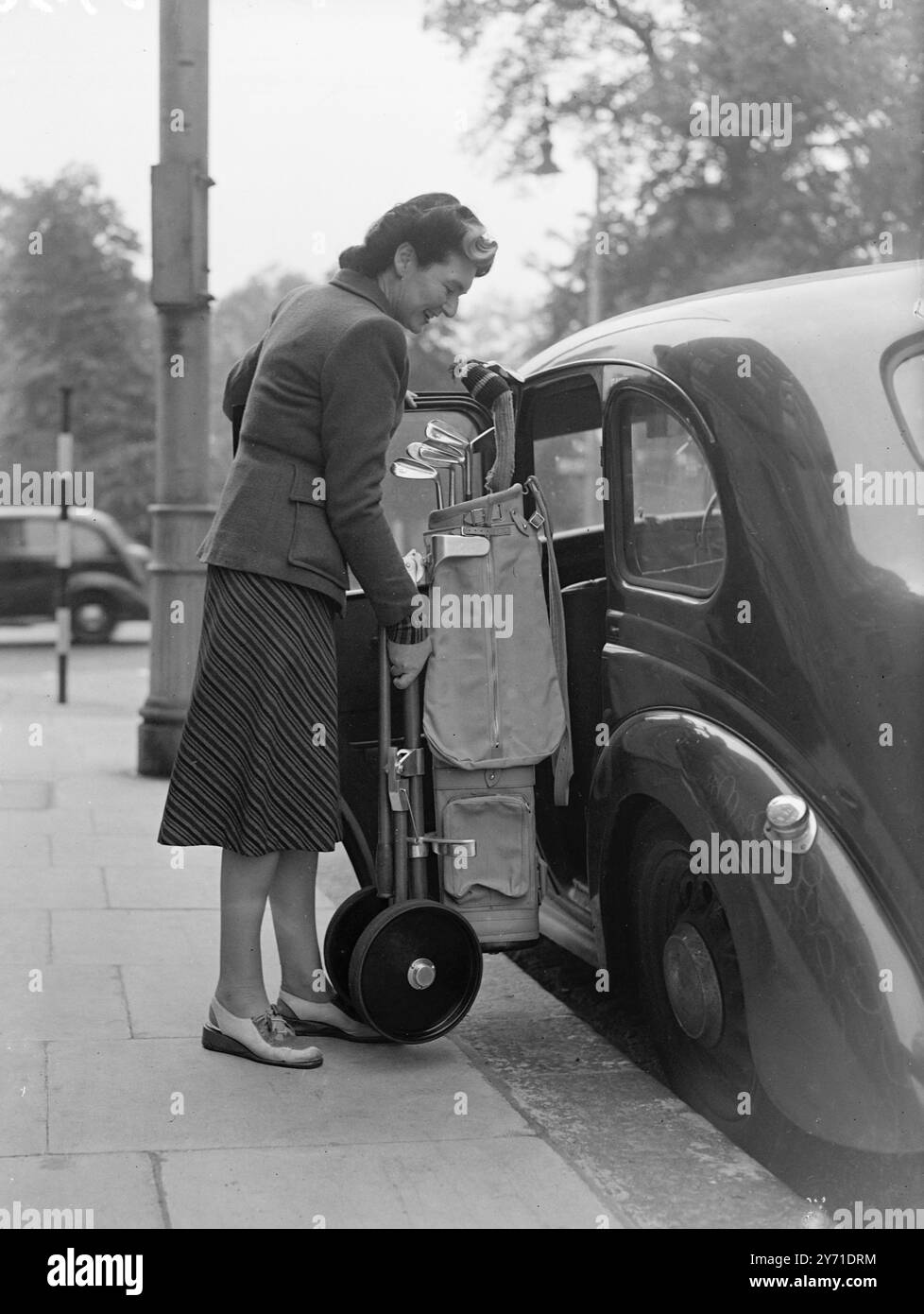 "GOLF WITHOUT TEARS" WOMEN INVENTS COLLAPSIBLE CADDIE Added to the ...