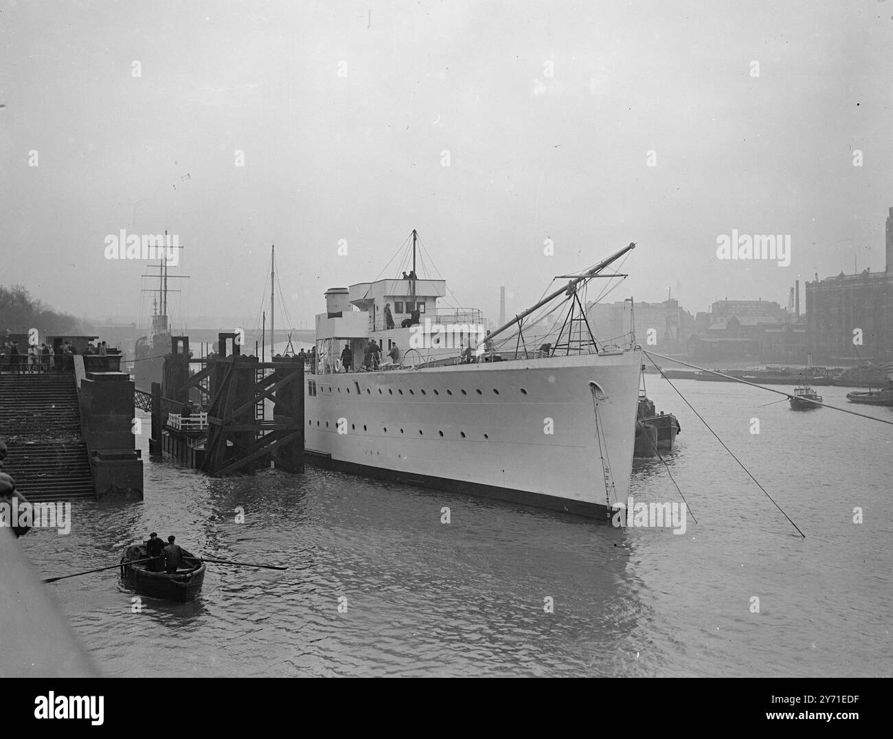 Victoria enbankment hi-res stock photography and images - Alamy