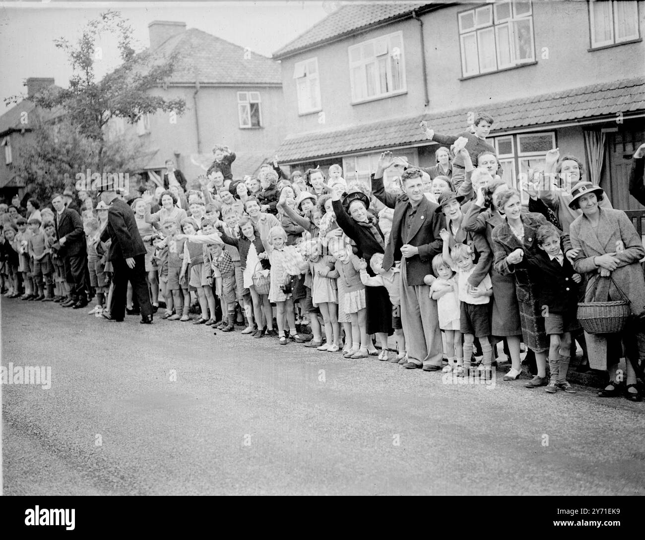 King George VI visited many searchlight units , listening posts and gun ...