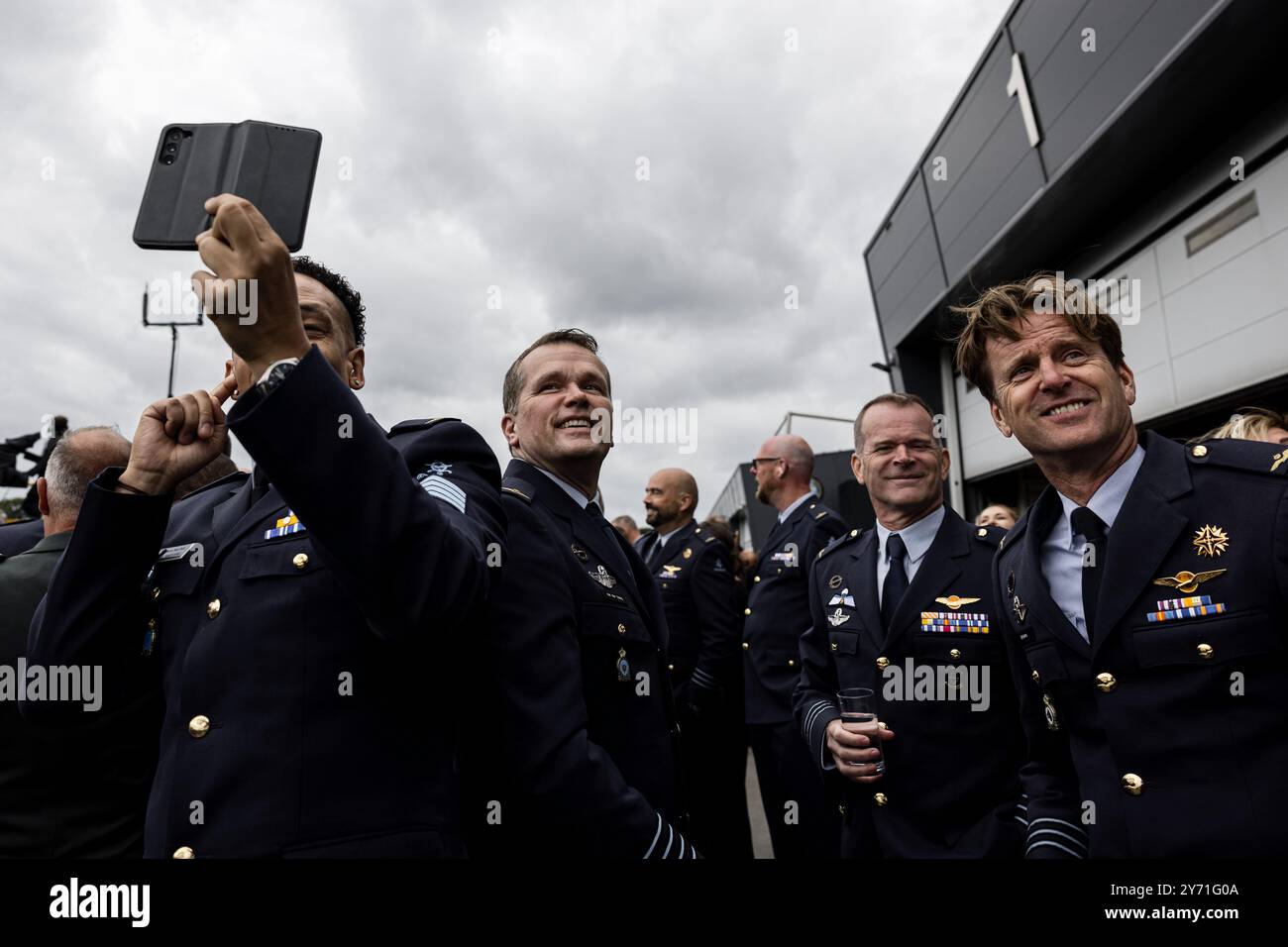 VOLKEL - An F-16 fighter jet arrives at Volkel Air Base after a ...