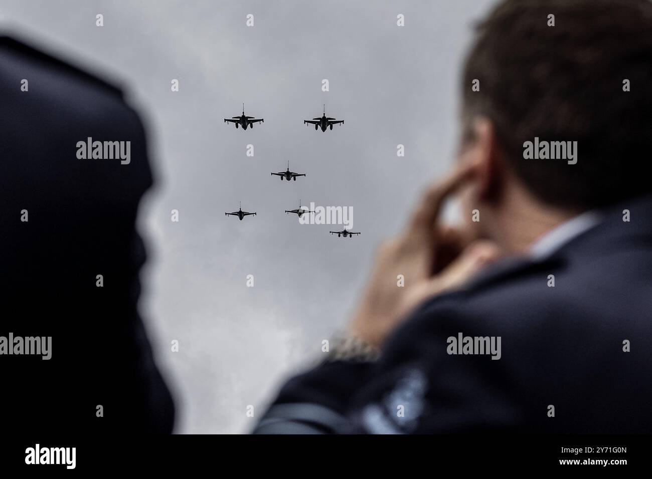 VOLKEL - An F-16 fighter jet arrives at Volkel Air Base after a ...