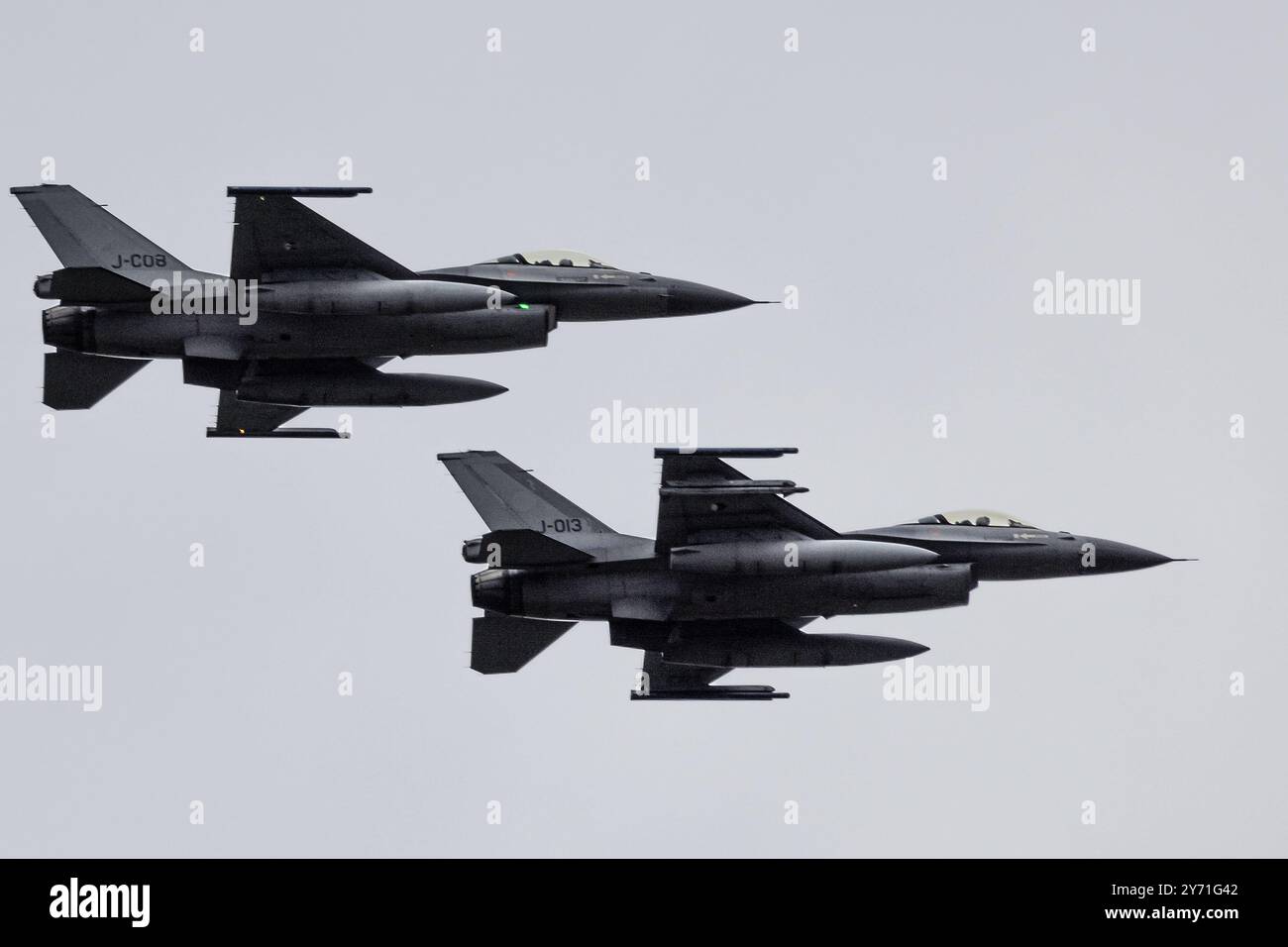 VOLKEL - An F-16 fighter jet arrives at Volkel Air Base after a ...