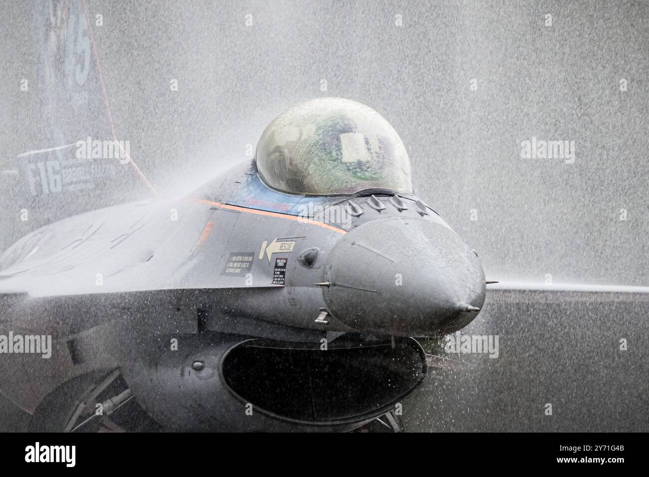 VOLKEL - An F-16 fighter jet arrives at Volkel Air Base after a ...