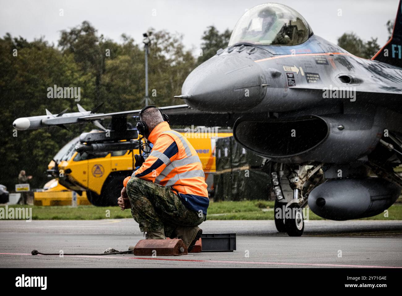 VOLKEL - An F-16 fighter jet arrives at Volkel Air Base after a ...