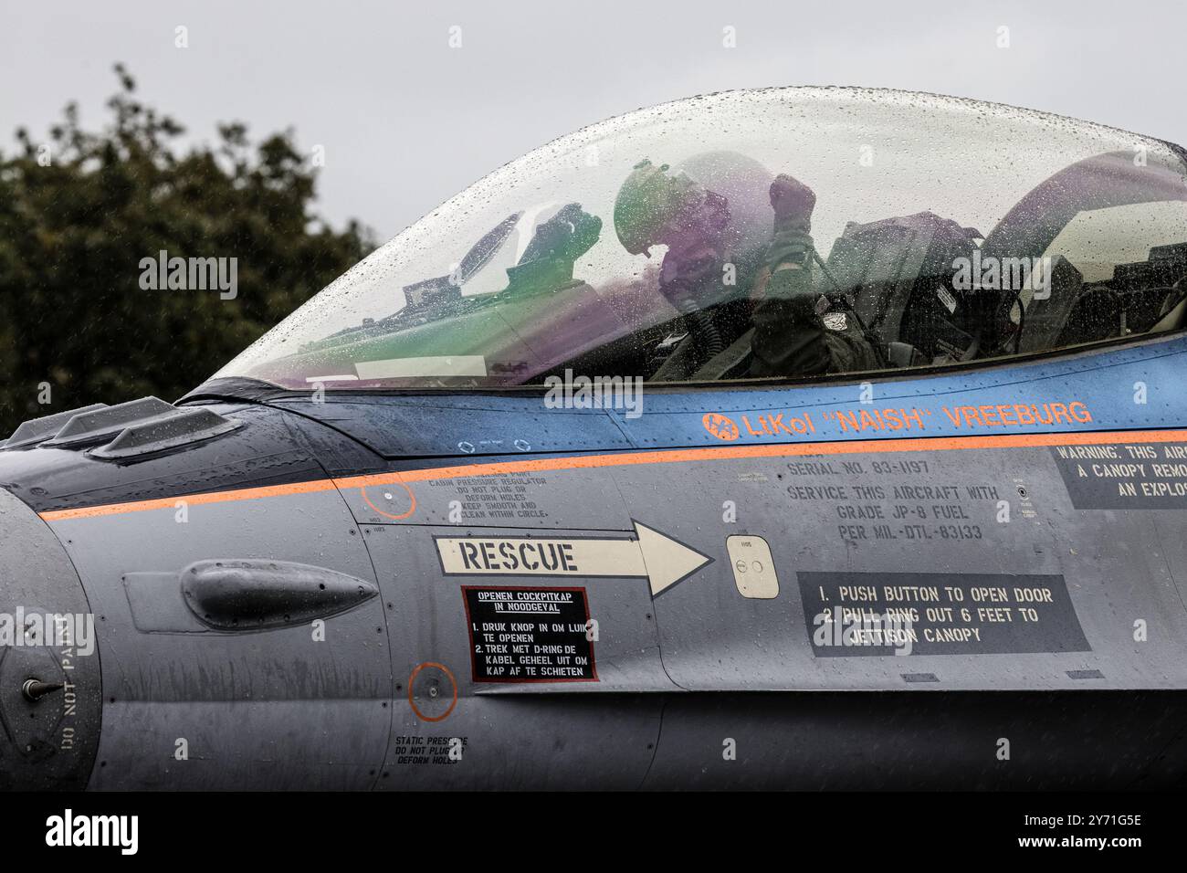 VOLKEL - An F-16 fighter jet arrives at Volkel Air Base after a ...