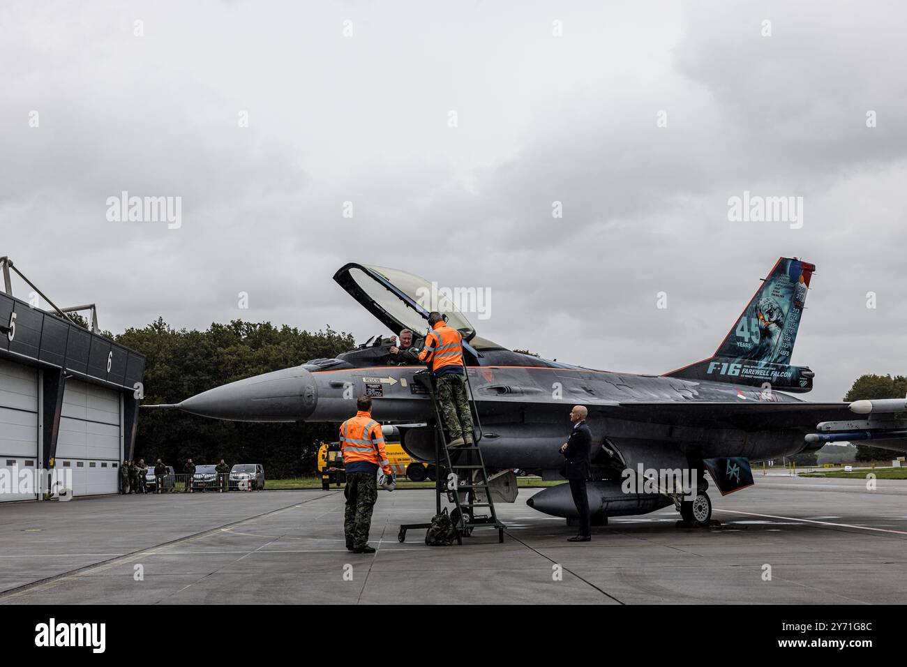 VOLKEL - An F-16 fighter jet arrives at Volkel Air Base after a ...