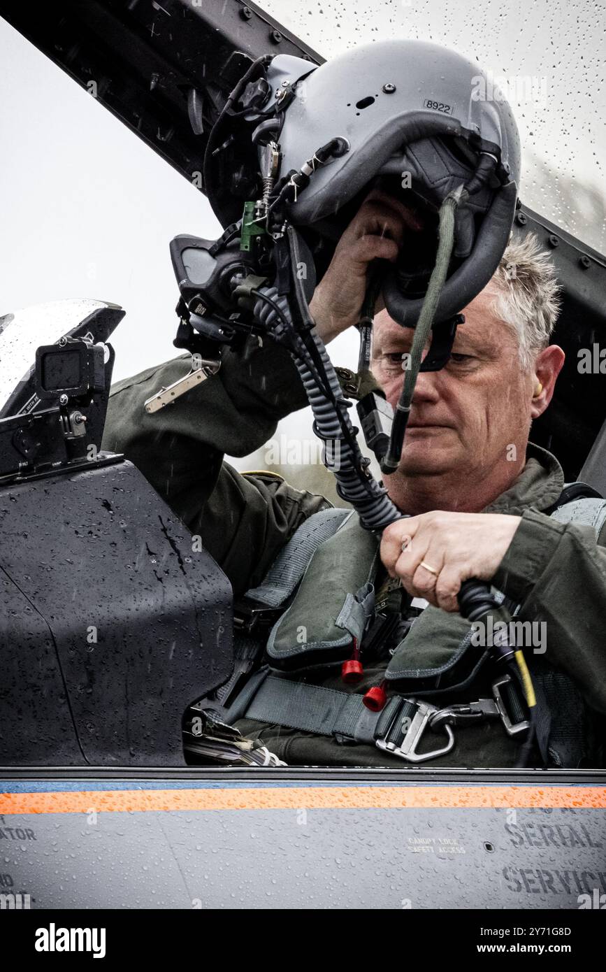 VOLKEL - An F-16 fighter jet arrives at Volkel Air Base after a ...