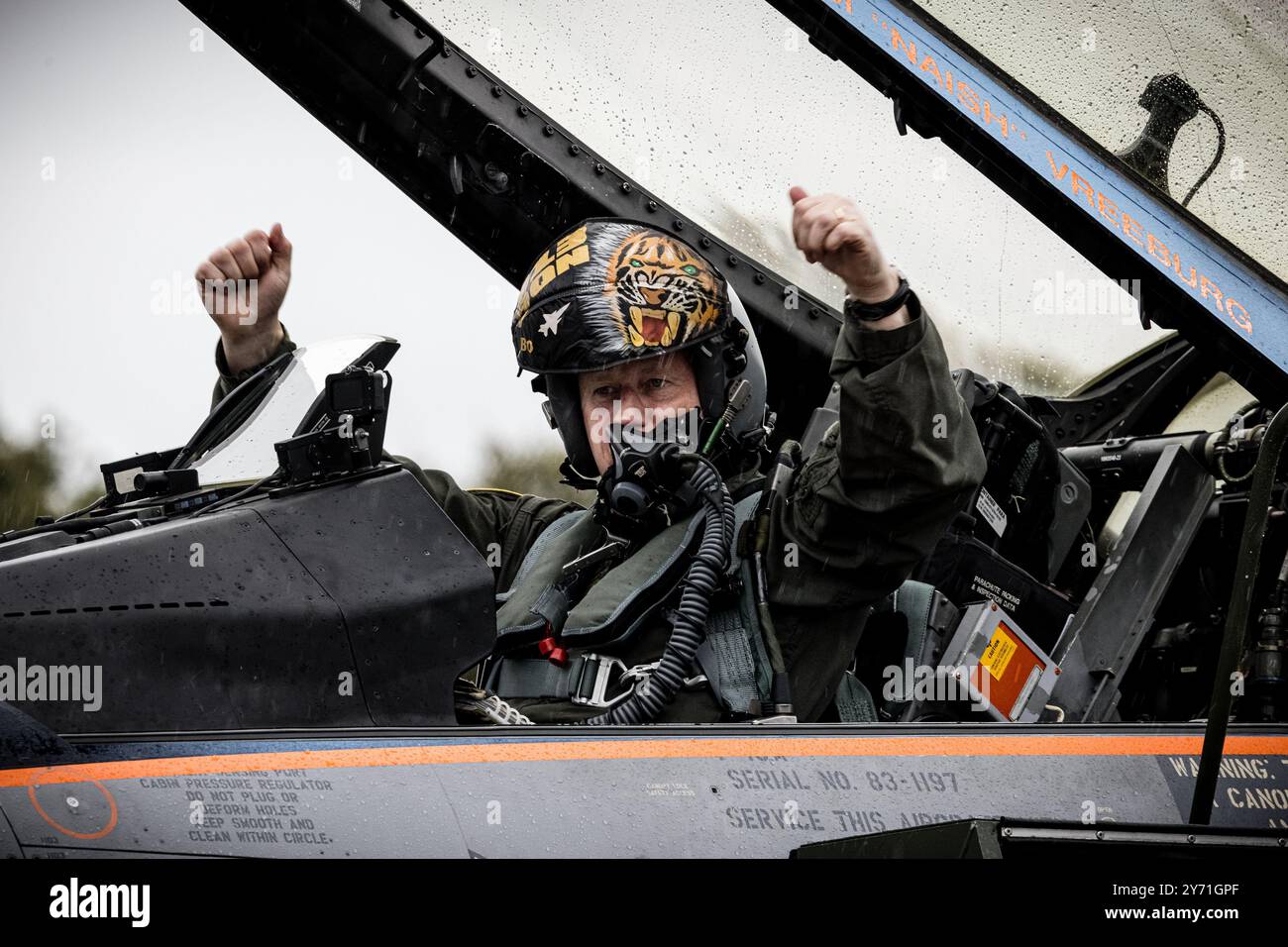 VOLKEL - An F-16 fighter jet arrives at Volkel Air Base after a ...