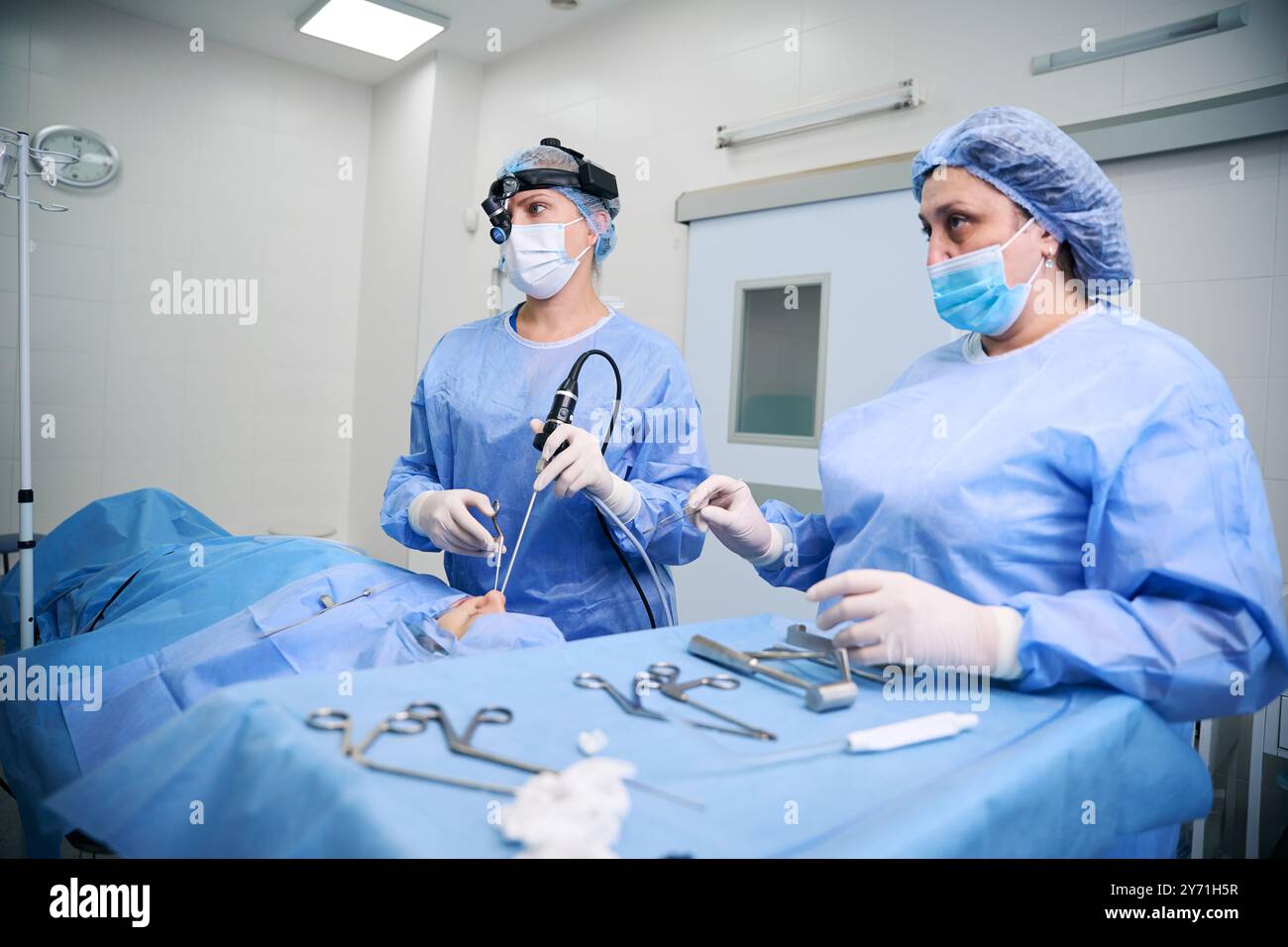 Female surgeon performs an operation using modern technology Stock ...