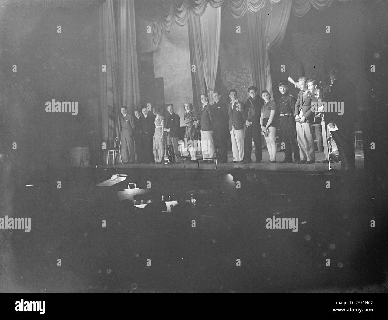 1940s stage actors hi-res stock photography and images - Alamy
