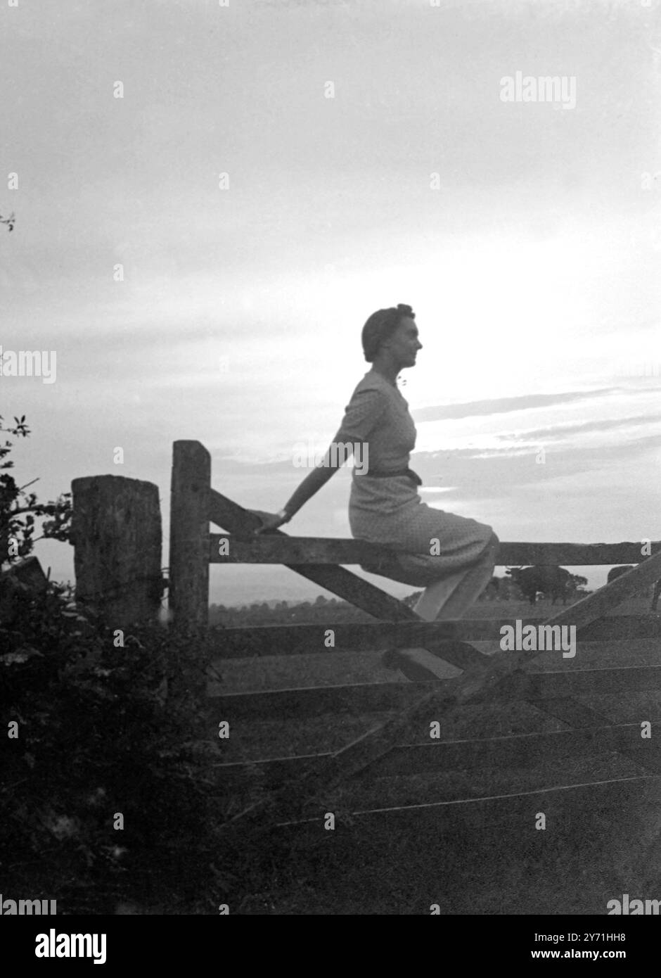 1940s woman silhouette hi-res stock photography and images - Alamy