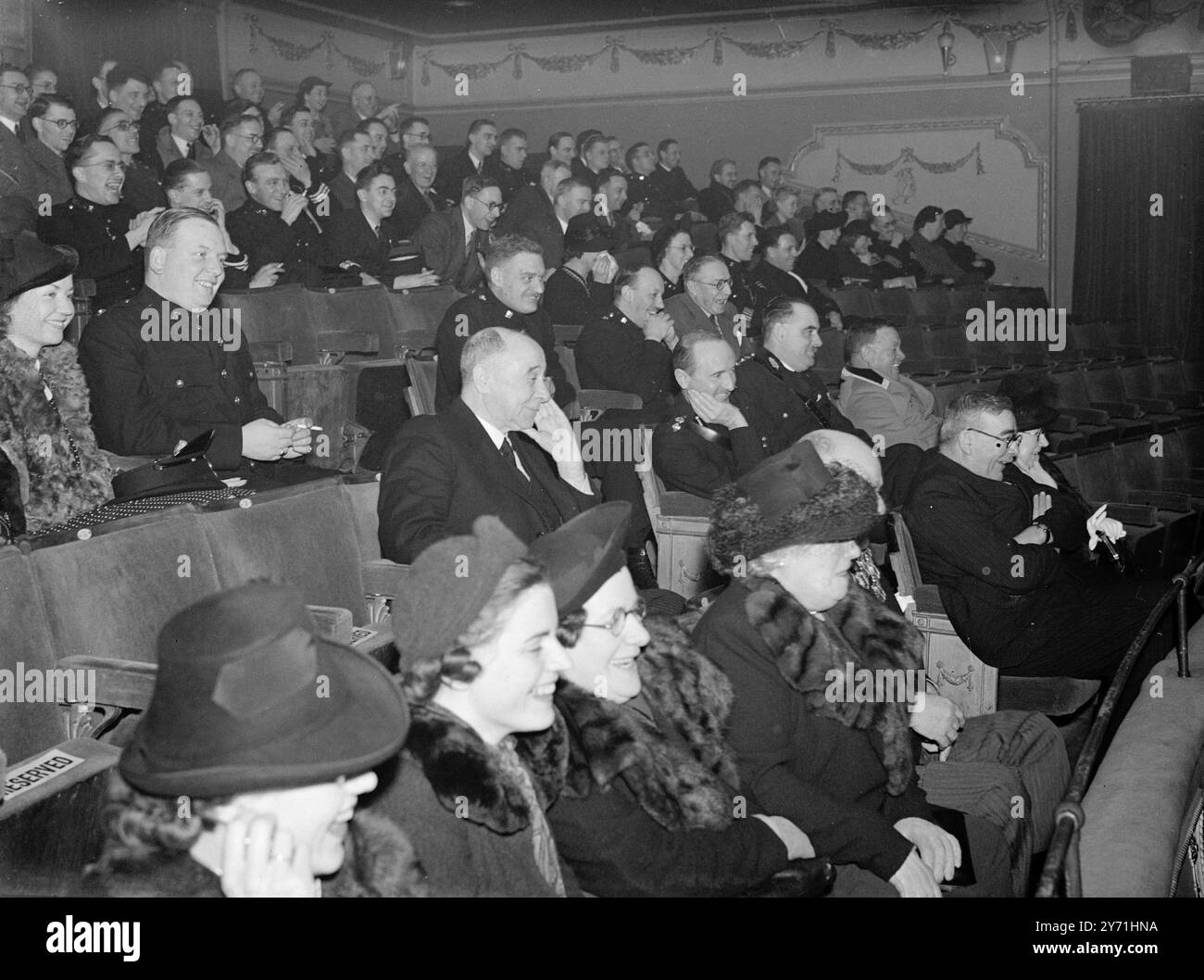 1940s cinema audience hi-res stock photography and images - Alamy