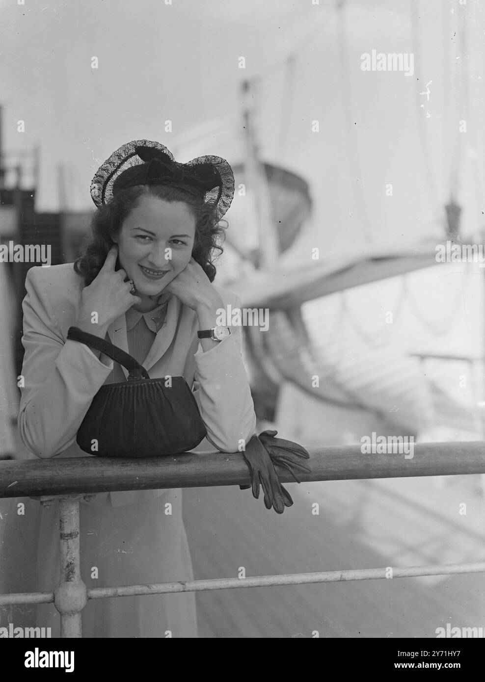 GIRL FOUGHT WITH MAQUIS - NOW BATTLES BRACKEN. MISS DODO LEES ...