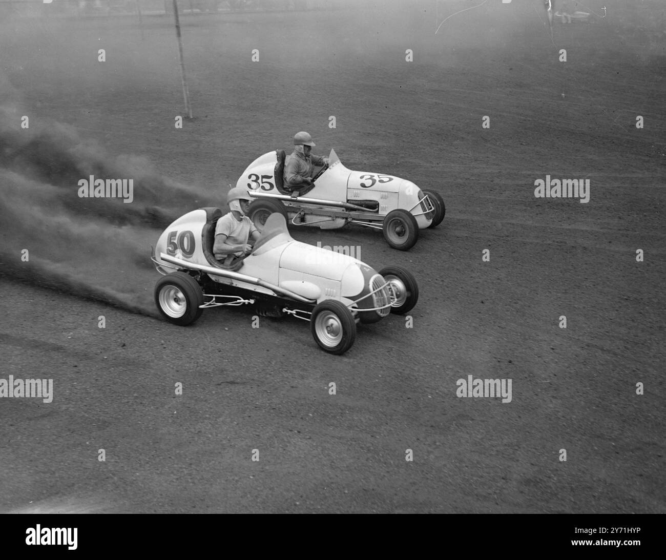 " MIDGETS DEBUT" AT WALTHAMSTOW RACE DRIVERS PRACTISE. Busy warming up ...