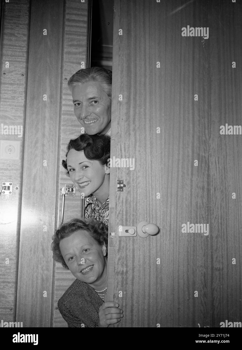 QUEEN ELIZABETH ARRIVALS FROM NEW YORK. The cunard white star Liner ...