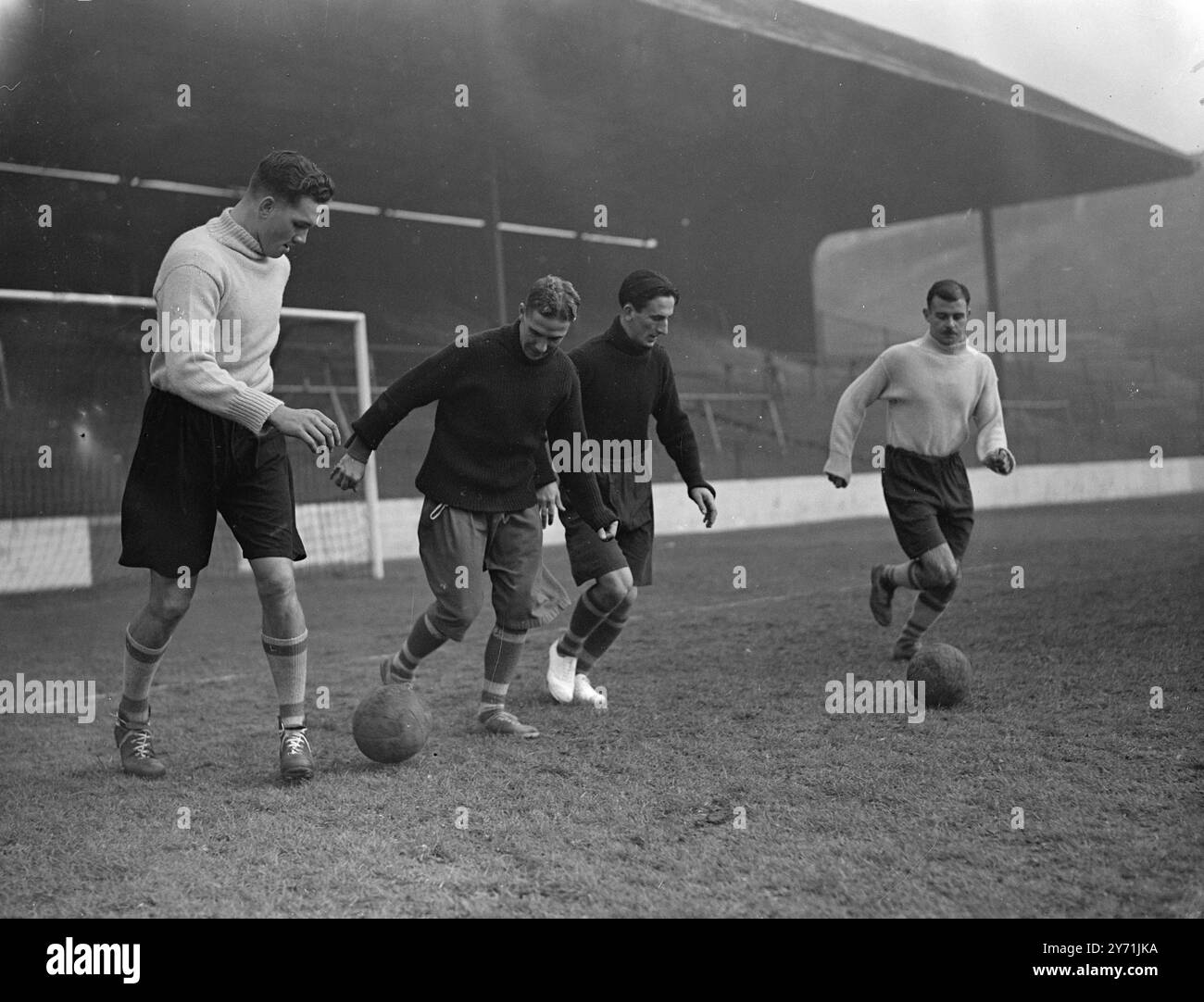 ALBERT THE GIANT CHARLTON'S MAMMOTH GOALIE When Charlton's Football ...