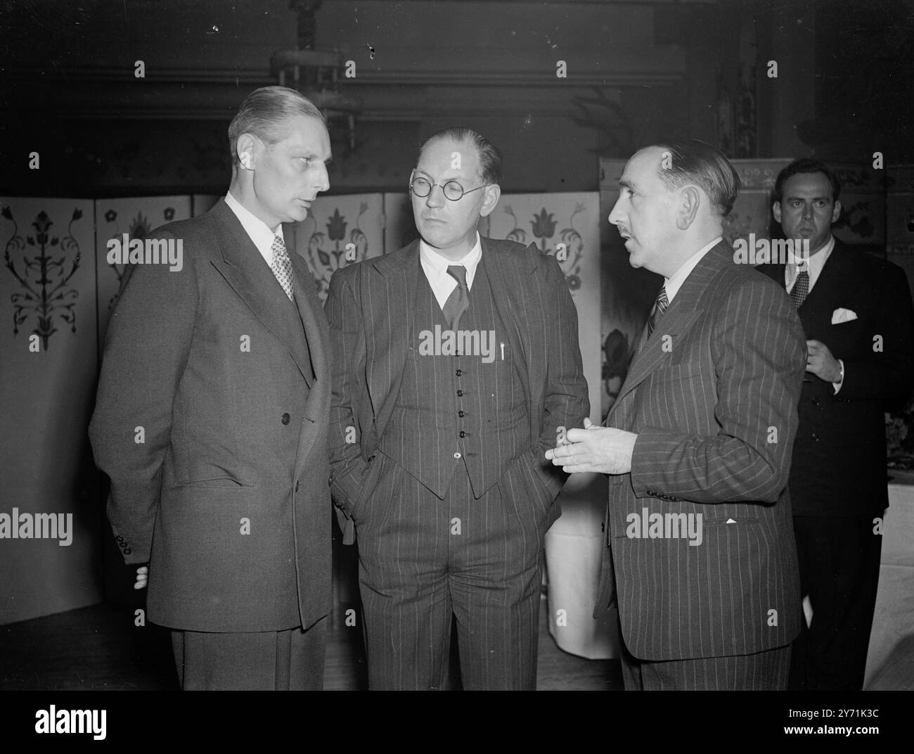 ASSOCIATED BRITISH PICTURES PRESS RECEPTION Sir PHILIP WARNER (left ...