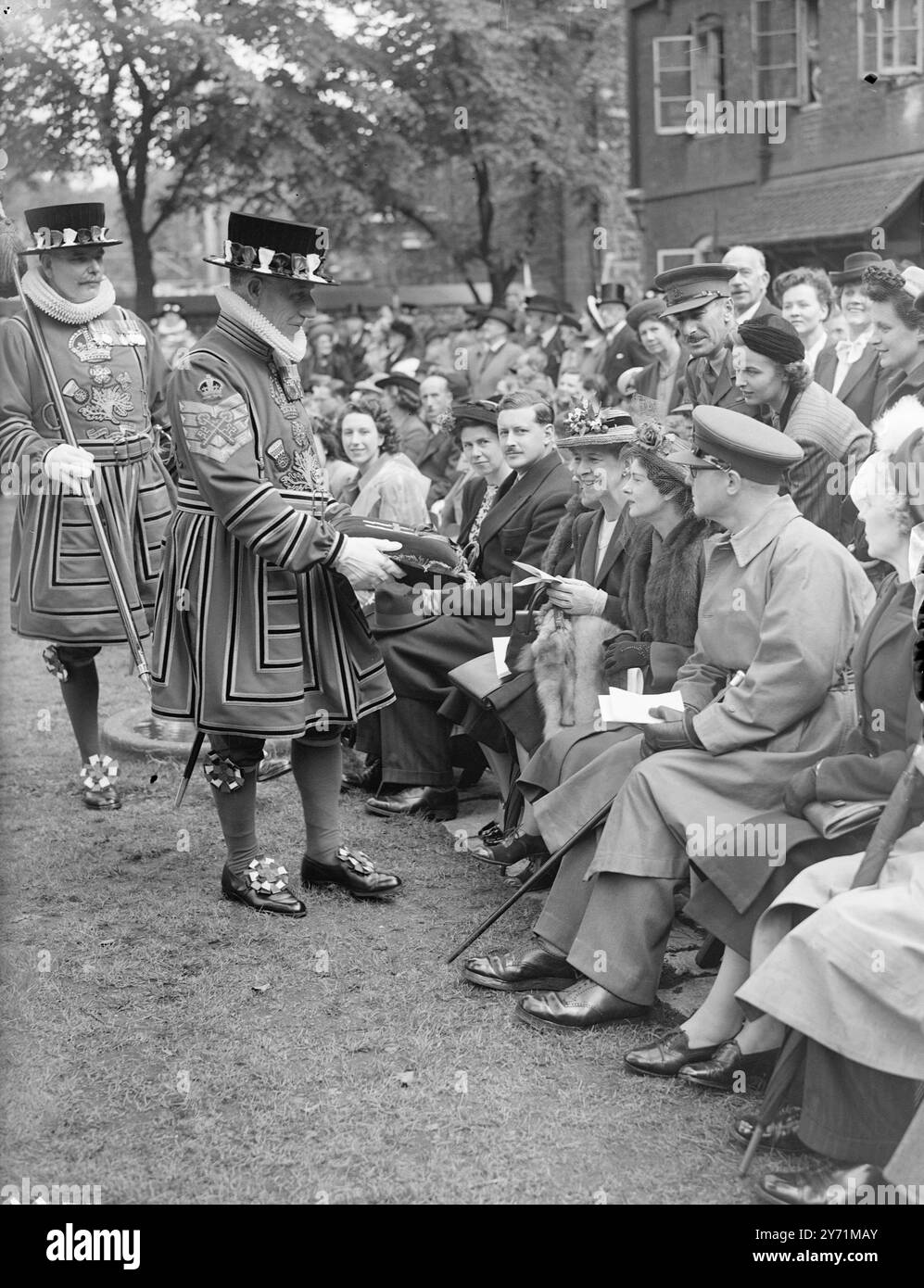 ANCIENT CEREMONY AT THE TOWER OF LONDON . An ancient ceremony dating ...