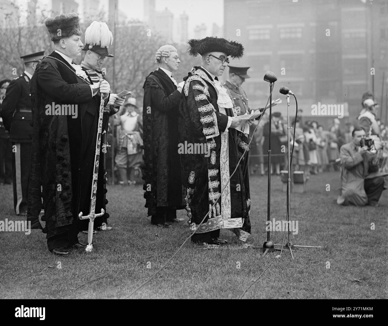 MARINES RAISE T.A. FORCE LORD MAYOR ATTESTS RECRUITS The Lord Mayor of ...