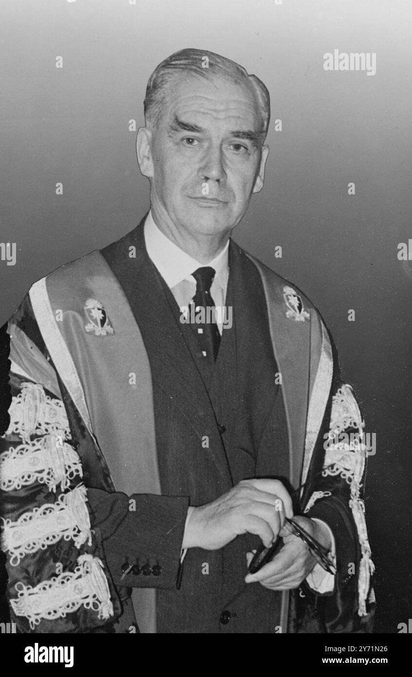 QUEEN'S DOCTOR KILLED IN CAR CRASH - 1884-1956 Pictured in his robes ...