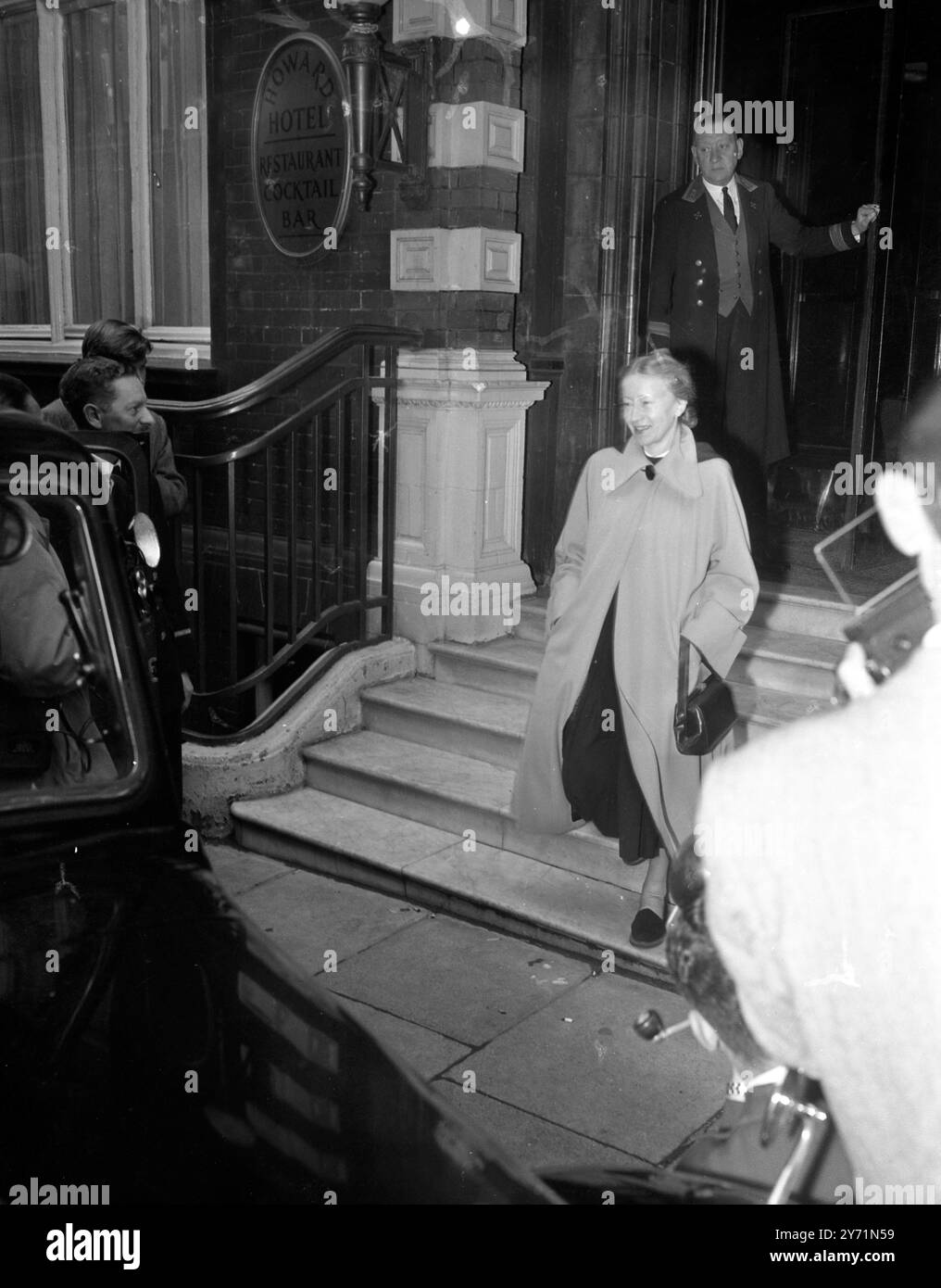 World's greatest ballet dancer leaves hotel. Leaving her hotel in the ...