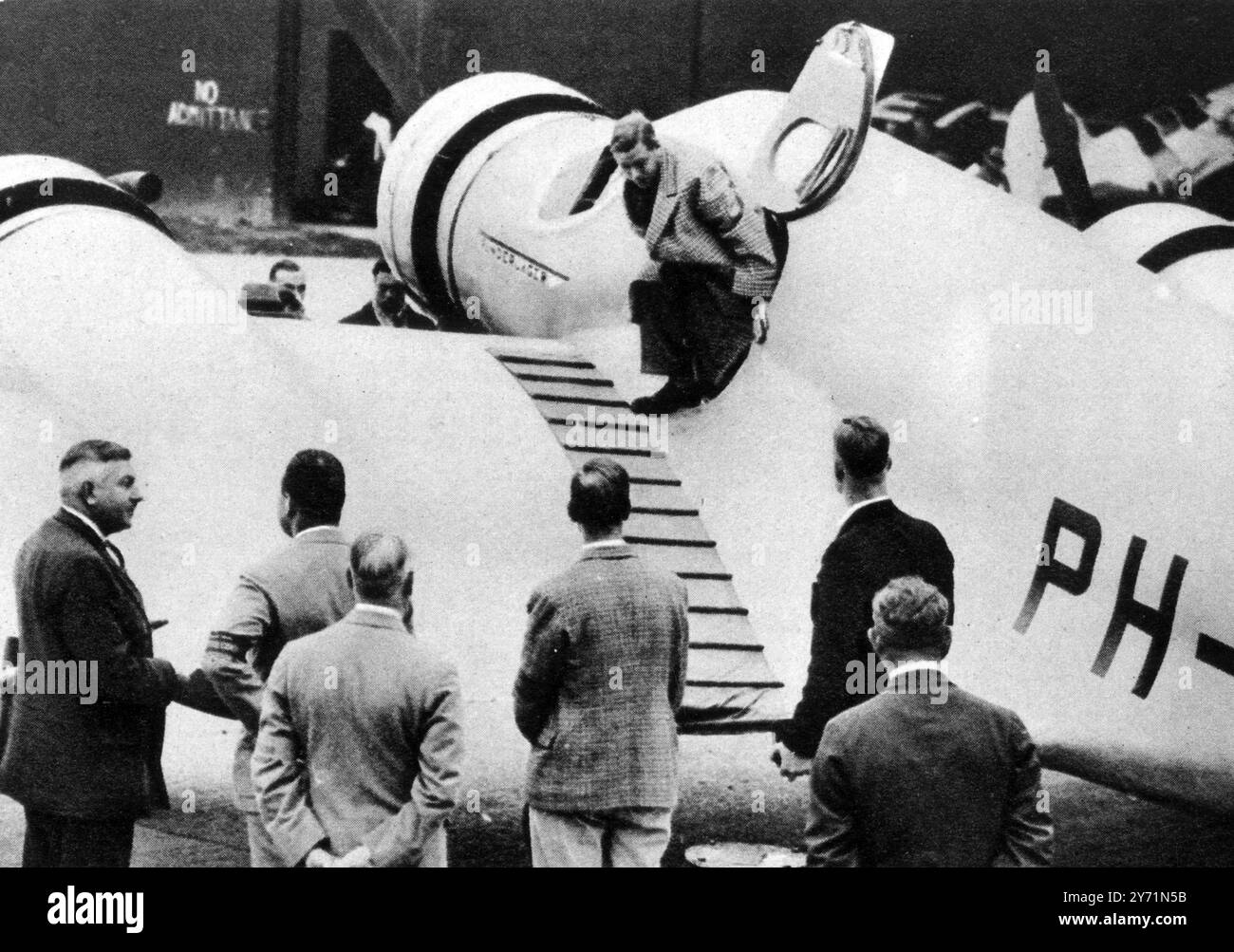 On the eve of the Great Air Race from Mildenhall Aerodrome , Suffolk ...