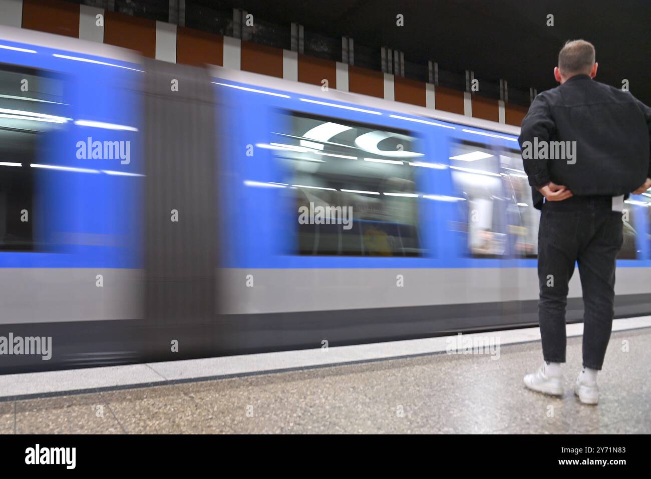 Einfahrende U-Bahn der Linie U1 an der Haltestelle Stiglmaierplatz in ...