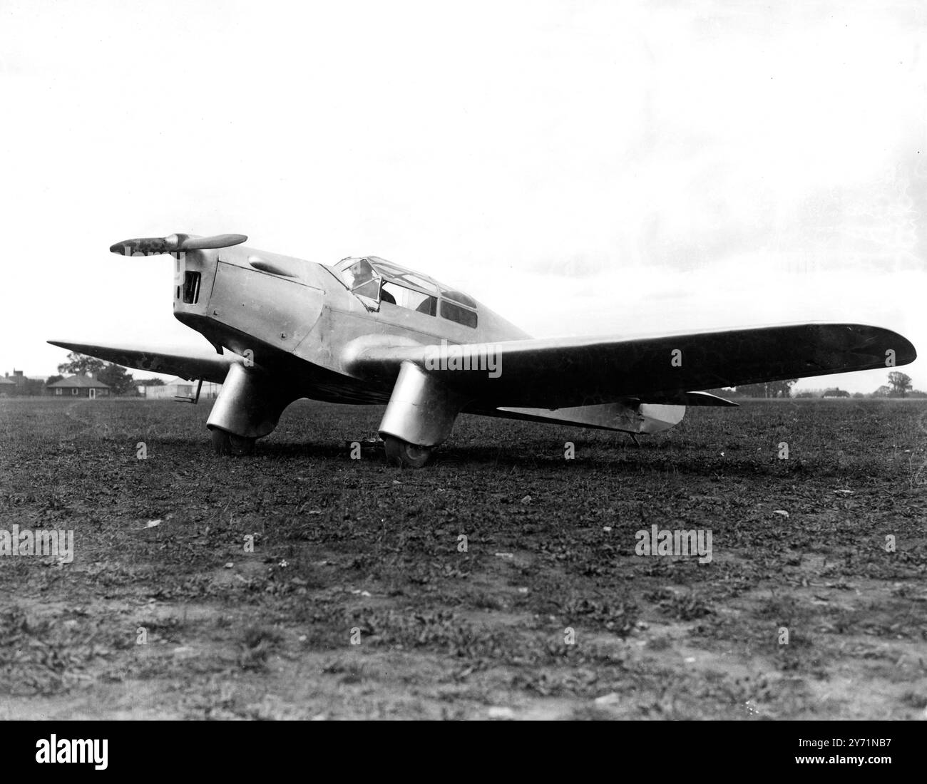 Two New Zealand airmen , Squadron Leader MC McGregor and Mr HC Walker ...
