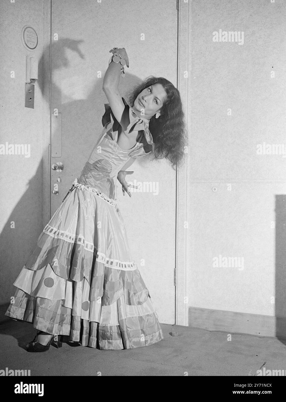 ROMANI DANCER ARRIVES IN LONDON . Twenty-seven years old , five feet ...