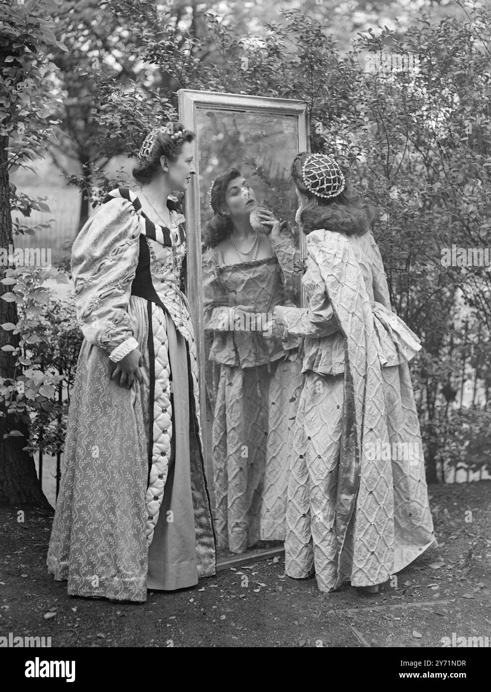 1600 s dresses hi-res stock photography and images - Alamy