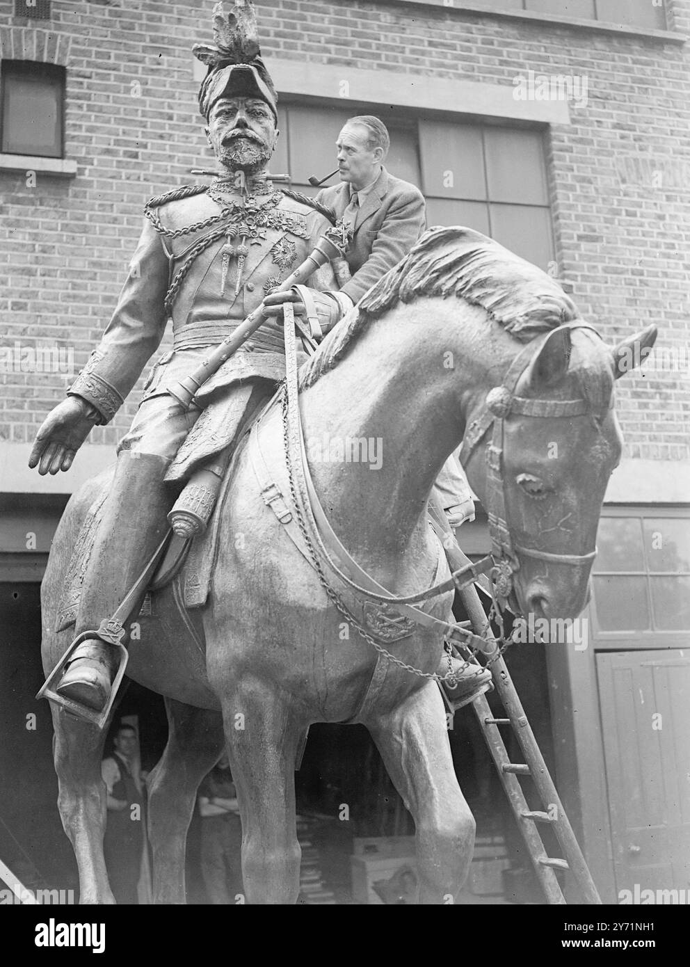 Bronze statue of king george v Black and White Stock Photos & Images ...