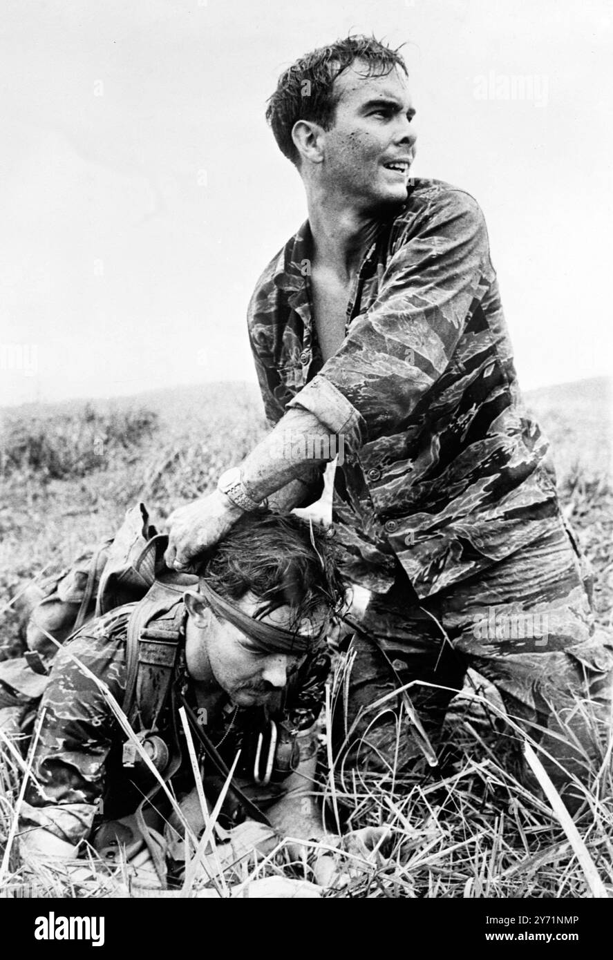 Ben Het . South Vietnam : An American soldier applies a makeshift ...