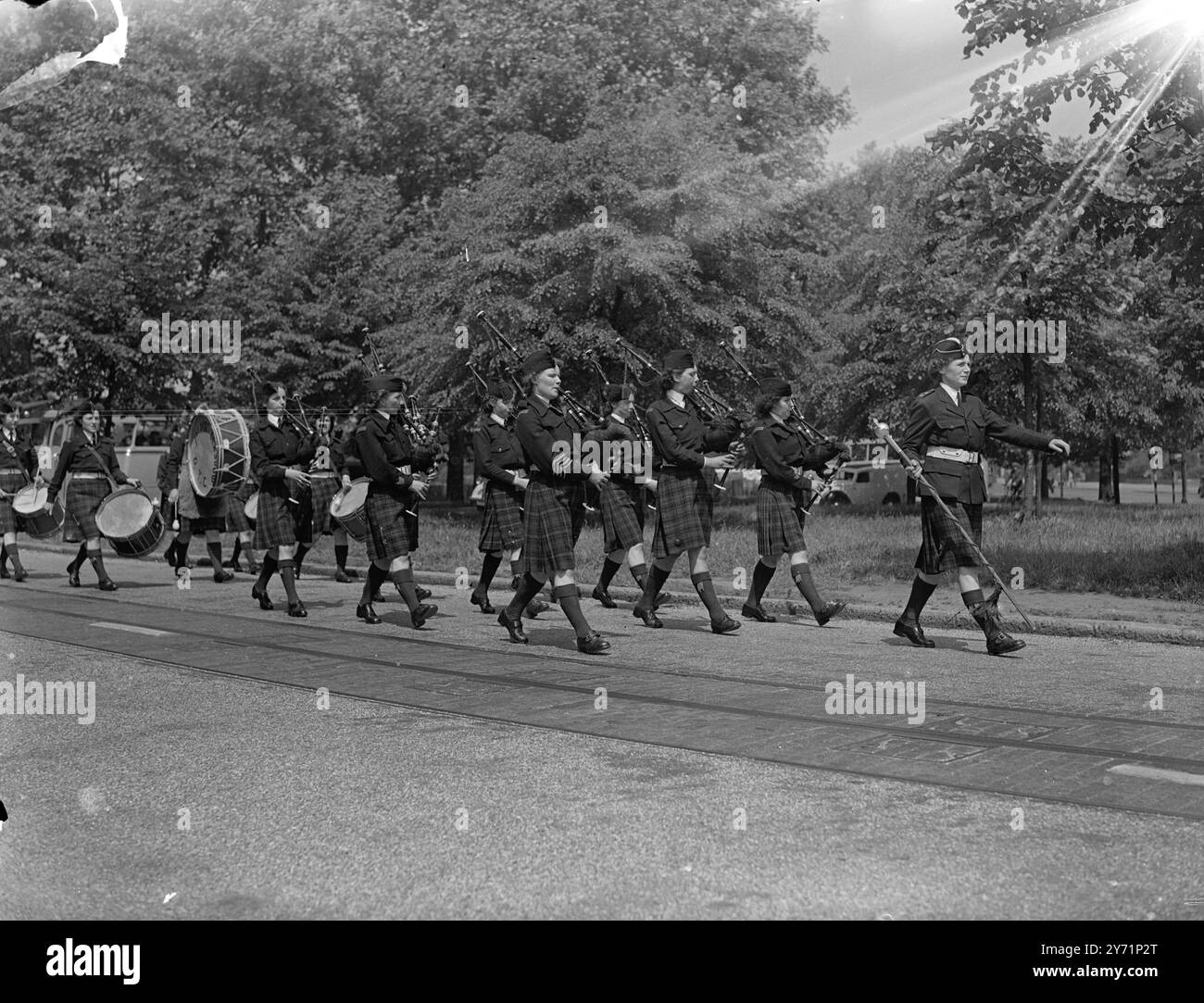 GIRLS TRAINING CORPS PIPERS IN LONDON . Twenty Girl Pipers from Glasgow ...