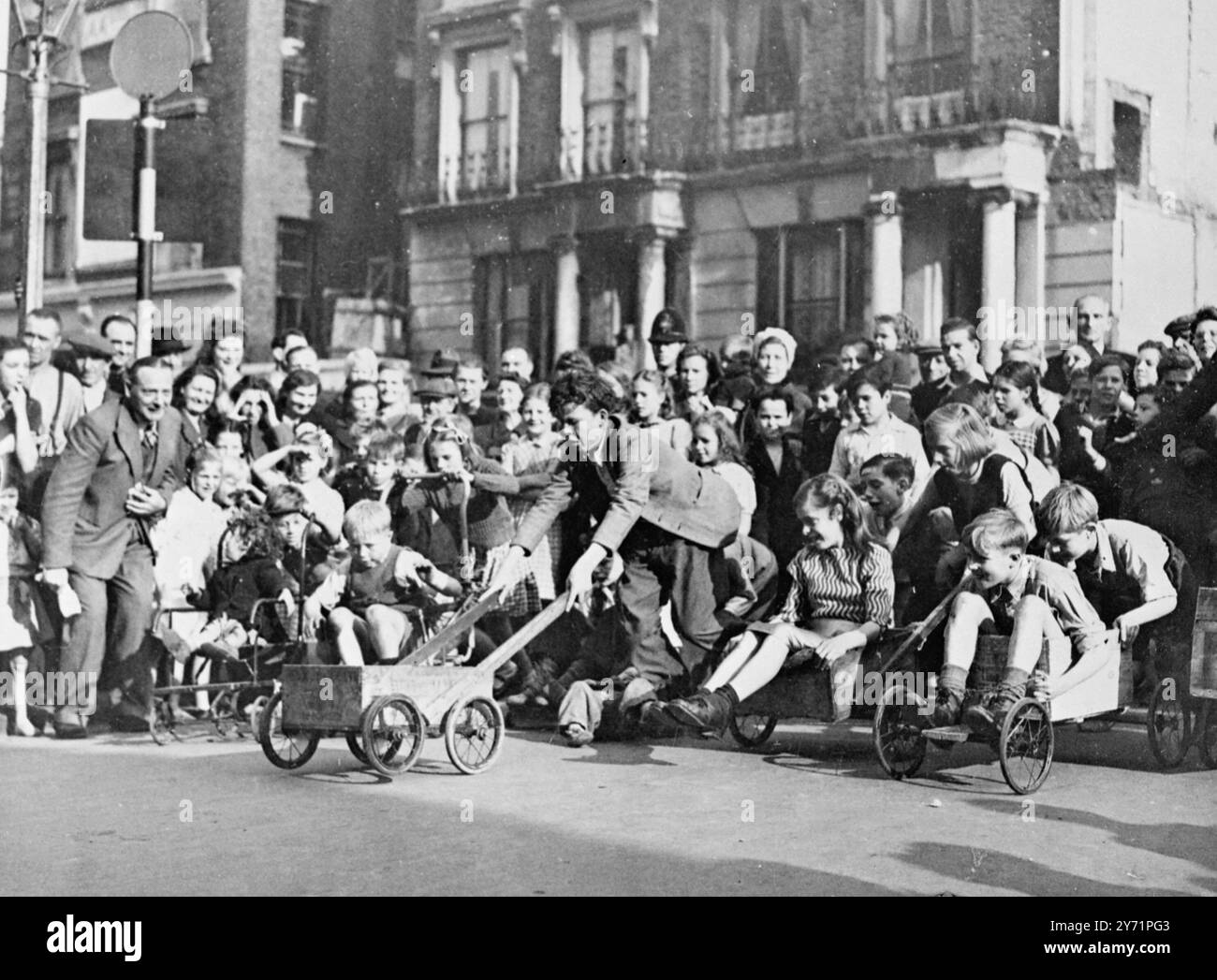 Home run derby spectators hi-res stock photography and images - Alamy