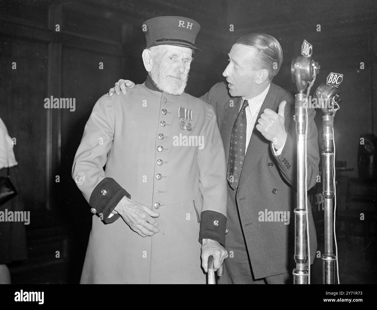 PICTURE SHOWS:- Wilfred Pickles took his '' Have a go '' team along the ...