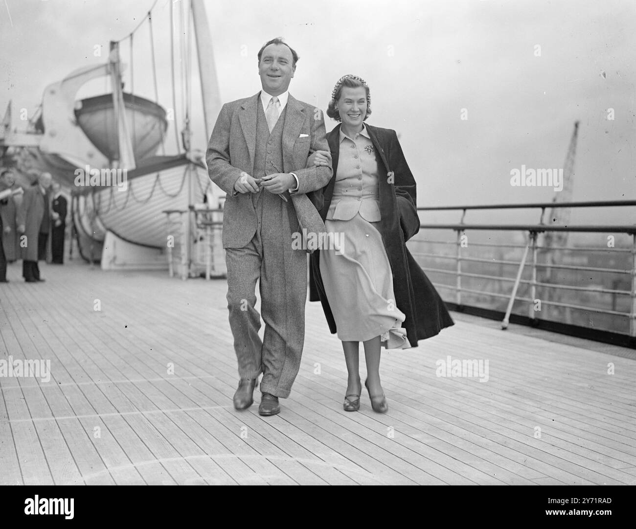 1940s woman from the back hi-res stock photography and images - Alamy