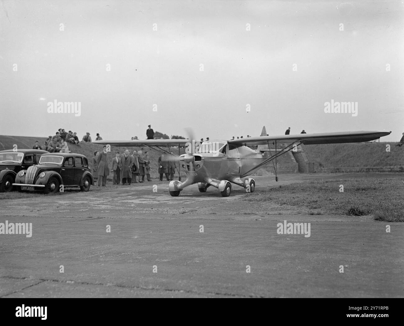 "Gatwick Air Pageant" The curtain went up on the "Daily Express Air ...