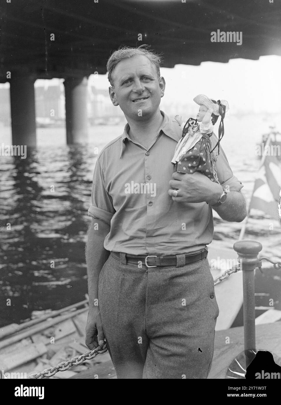 Swiss Oarsmen row up Thames. Twenty six crack Swiss oarsmen rowed the ...